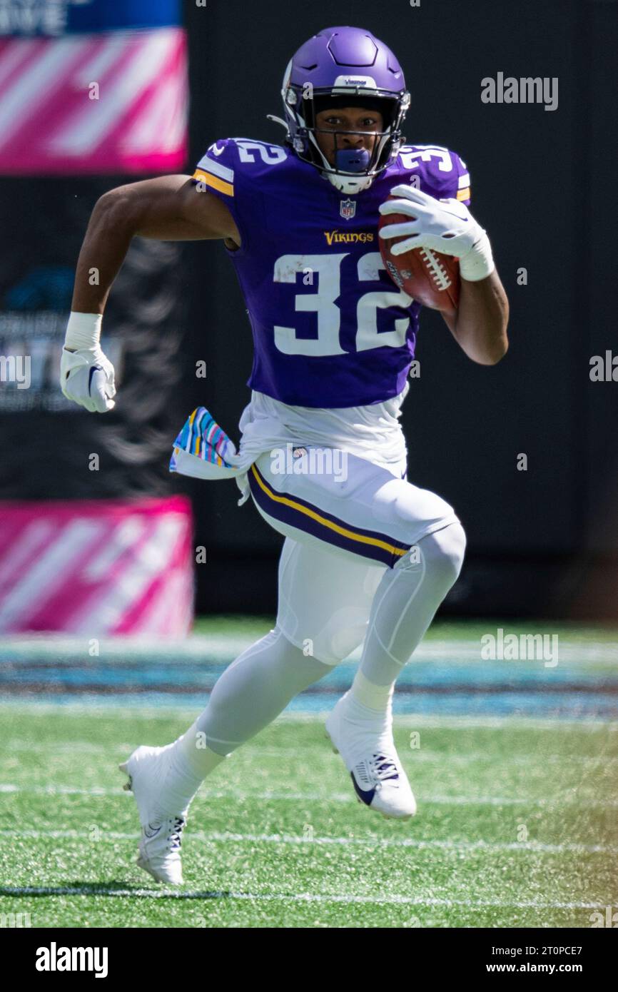 Minnesota Vikings running back Ty Chandler (32) plays against the ...
