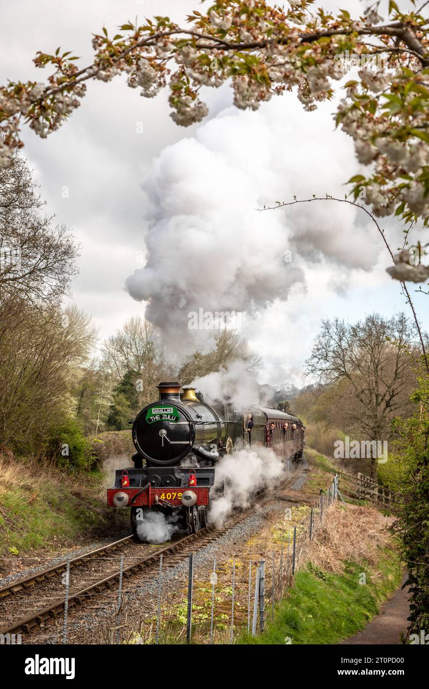 GWR 'Castle' 4-6-0 No. 4079 'Pendennis Castle' departs Hampton Loade ...