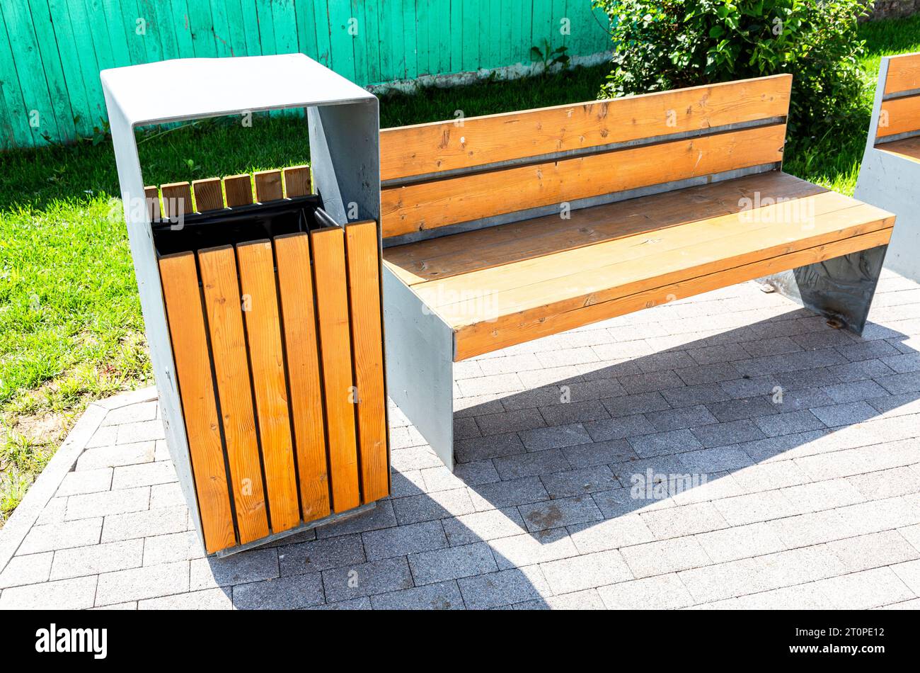 Bench dustbin hi-res stock photography and images - Alamy