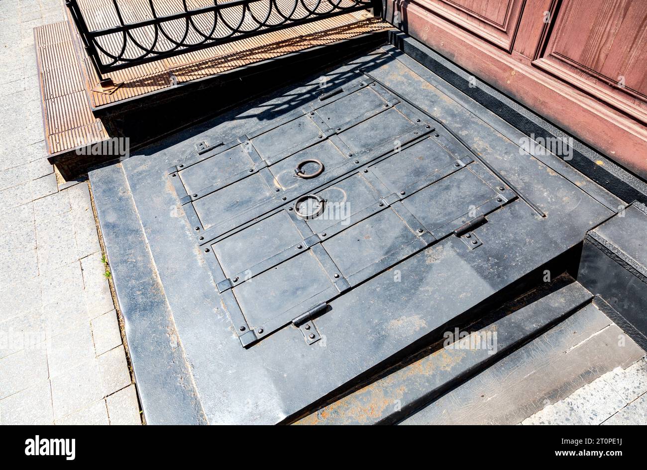 Hatch cover hi-res stock photography and images - Alamy