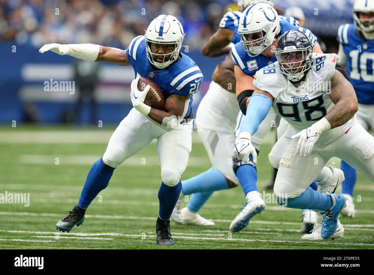 Indianapolis Colts running back Zack Moss (21) runs the ball past ...