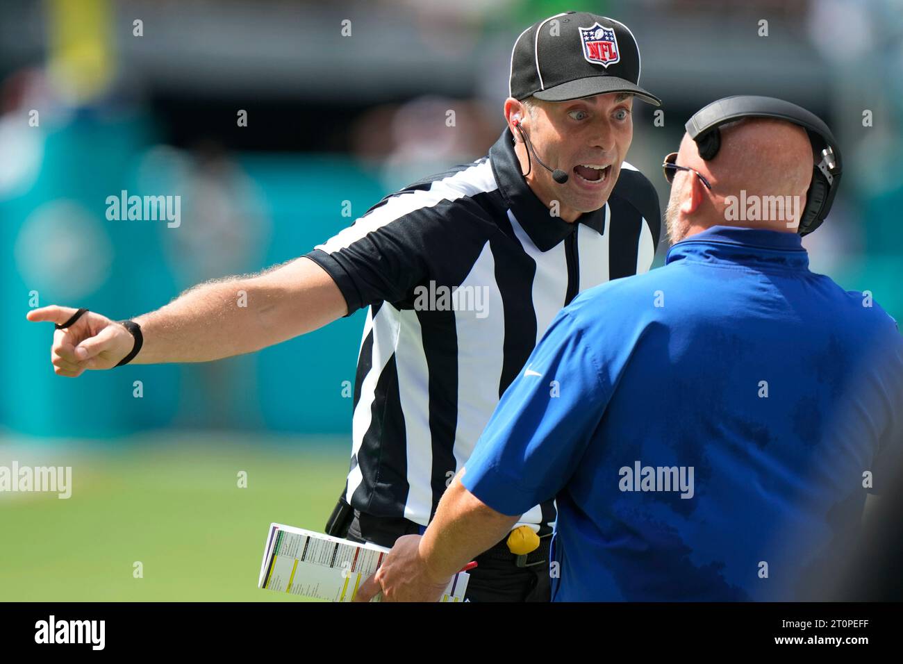 NFL side judge Jeff Lamberth (21) talks to New York Giants head coach ...