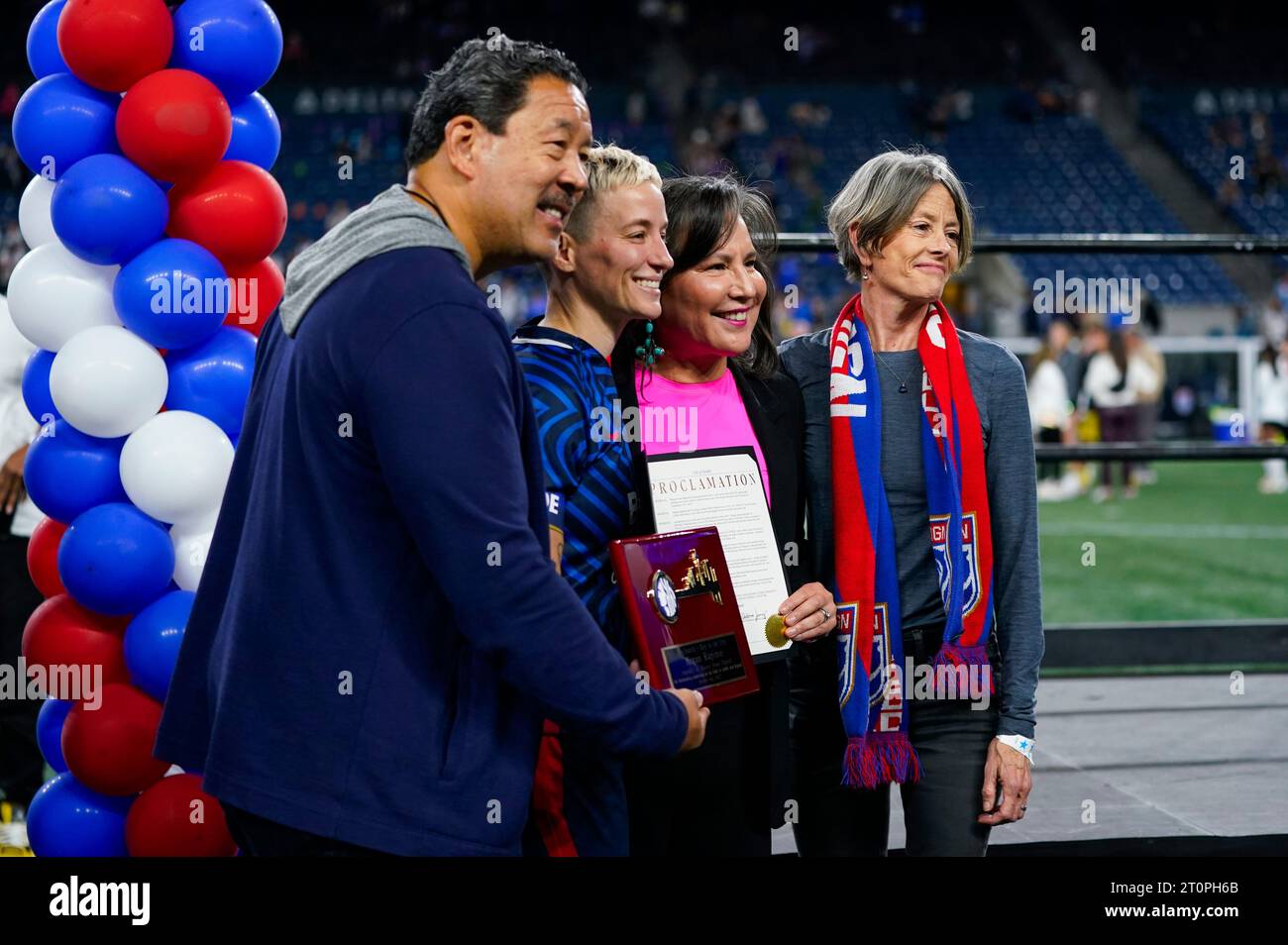 Seattle mayor Bruce Harrell holds a key to the city of Seattle for OL ...