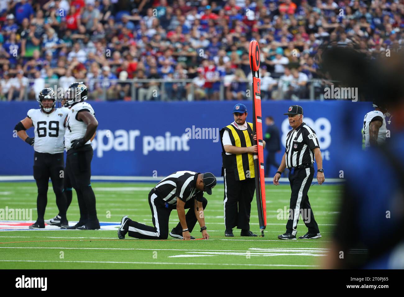 Chain crew hi-res stock photography and images - Alamy