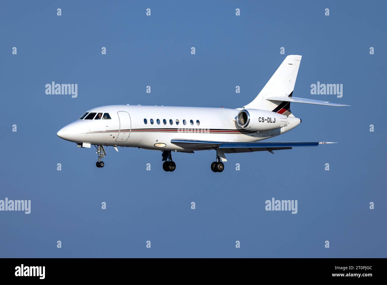 NetJets Dassault Falcon 2000EX EASy (REG: CS-DLJ) landing runway 31 ...