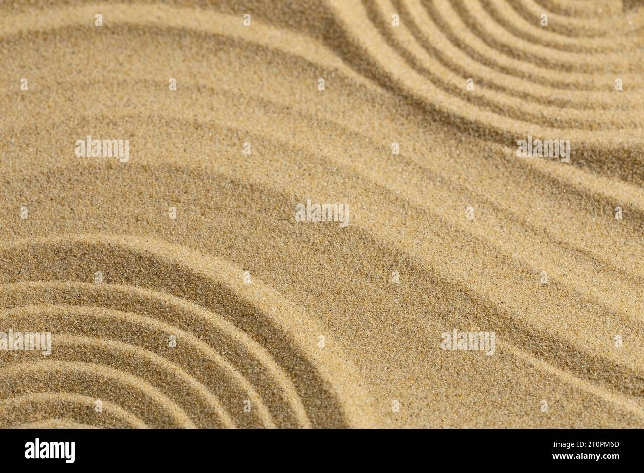 Zen pattern in brown sand Stock Photo - Alamy