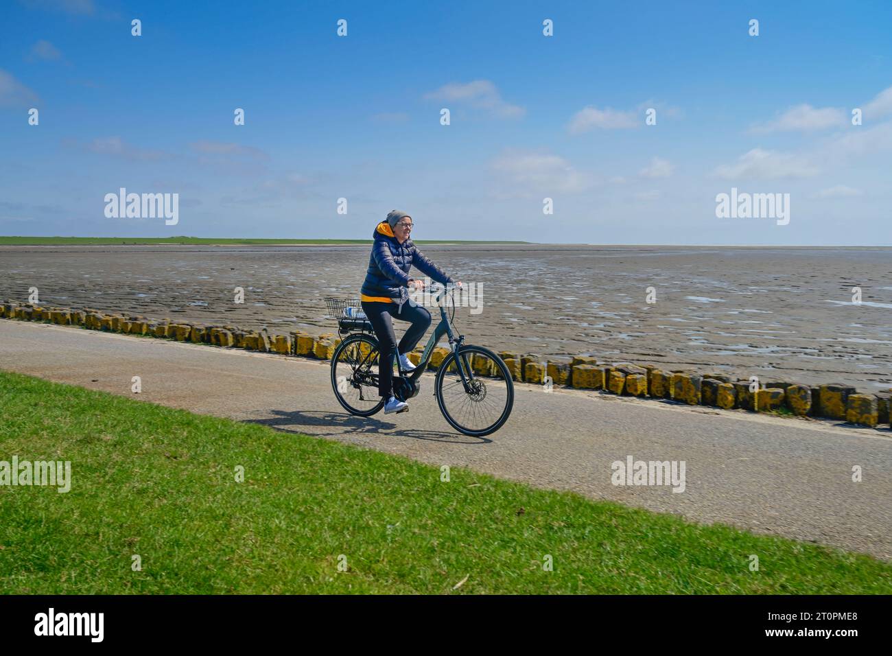 Deutschland nordsee deich fahrrad hi-res stock photography and images ...