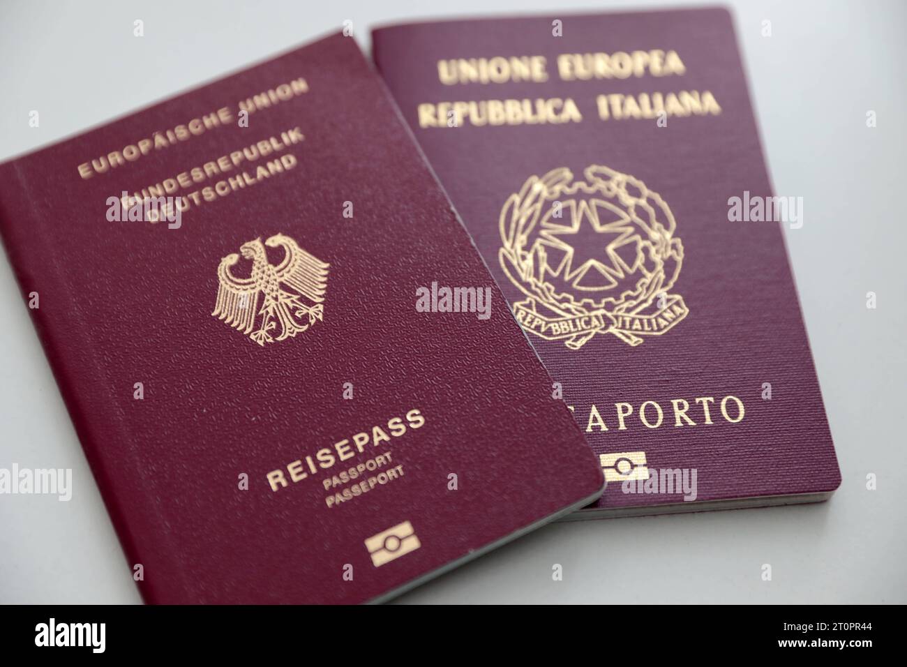 Zwei Ausweisdokumente der Europäischen Union: Reisepass der ...