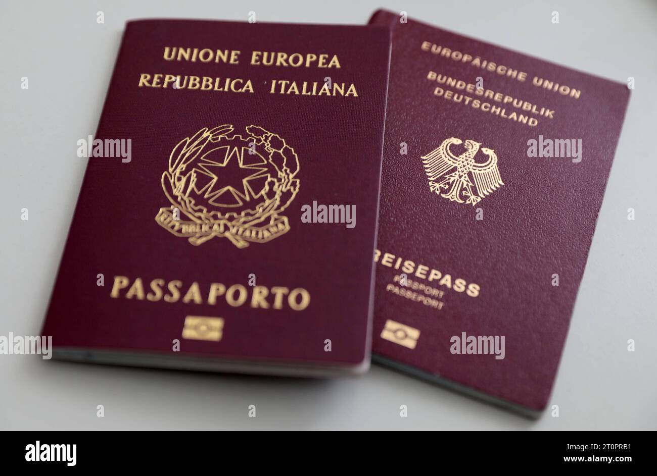Zwei Ausweisdokumente der Europäischen Union: Reisepass der ...