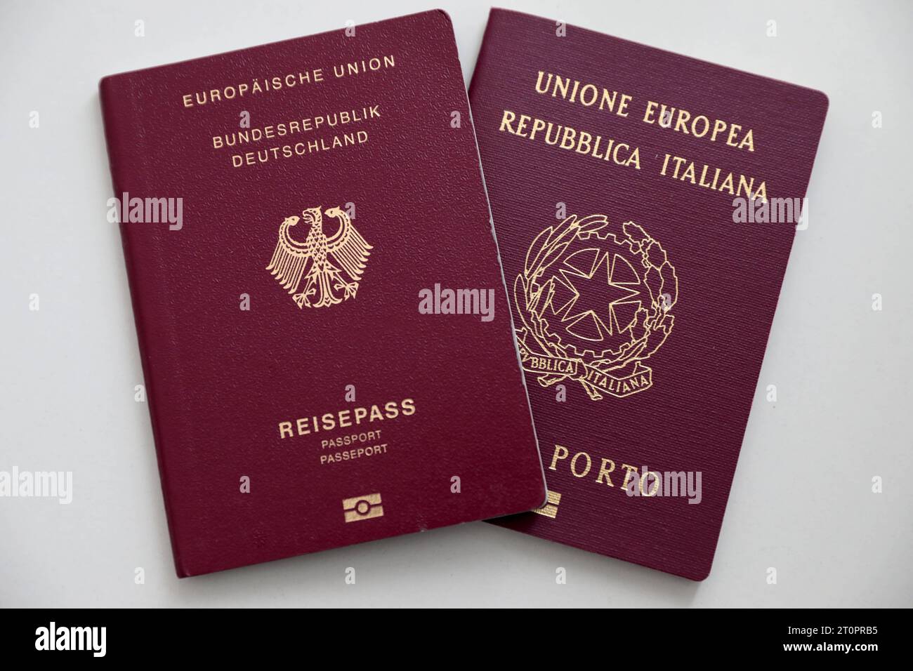 Zwei Ausweisdokumente der Europäischen Union: Reisepass der ...