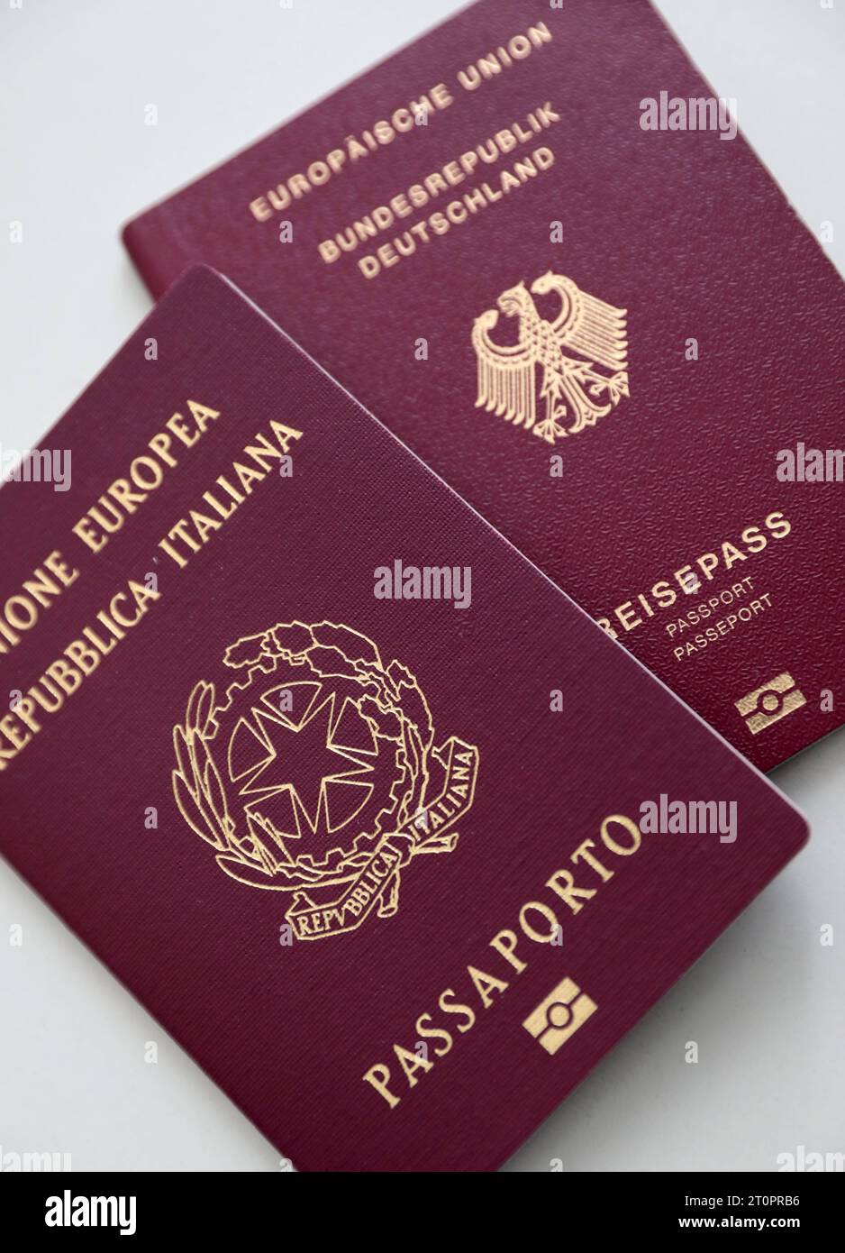 Zwei Ausweisdokumente der Europäischen Union: Reisepass der ...