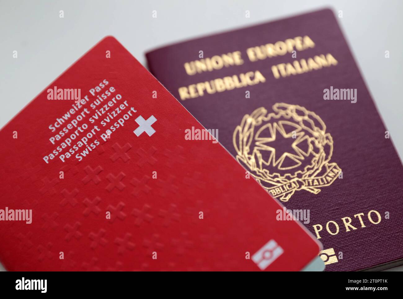 Zwei Ausweisdokumente: Schweizerpass oben und ein italienischer Pass ...