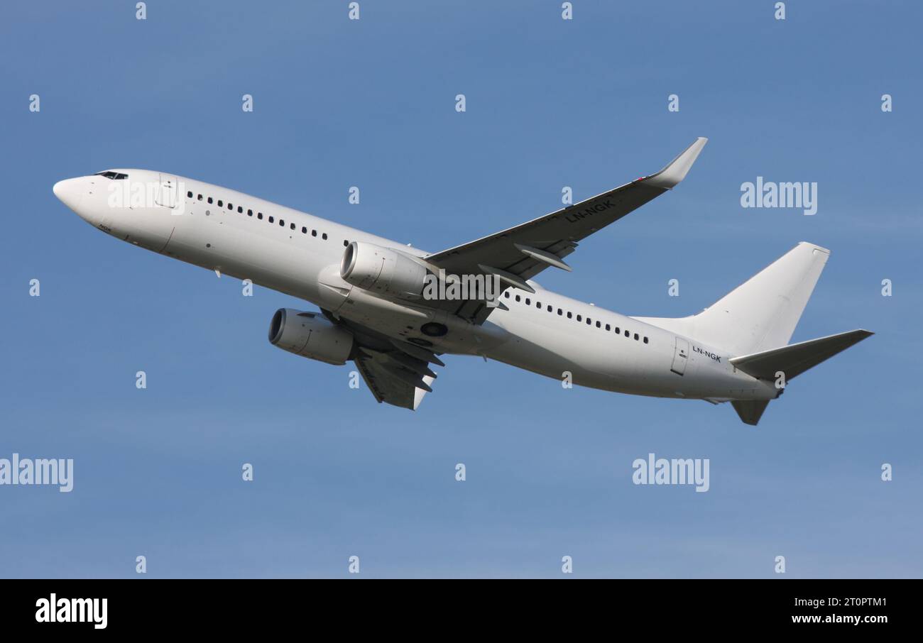 An all white Boeing 737-800 operated by Norwegian departs London ...