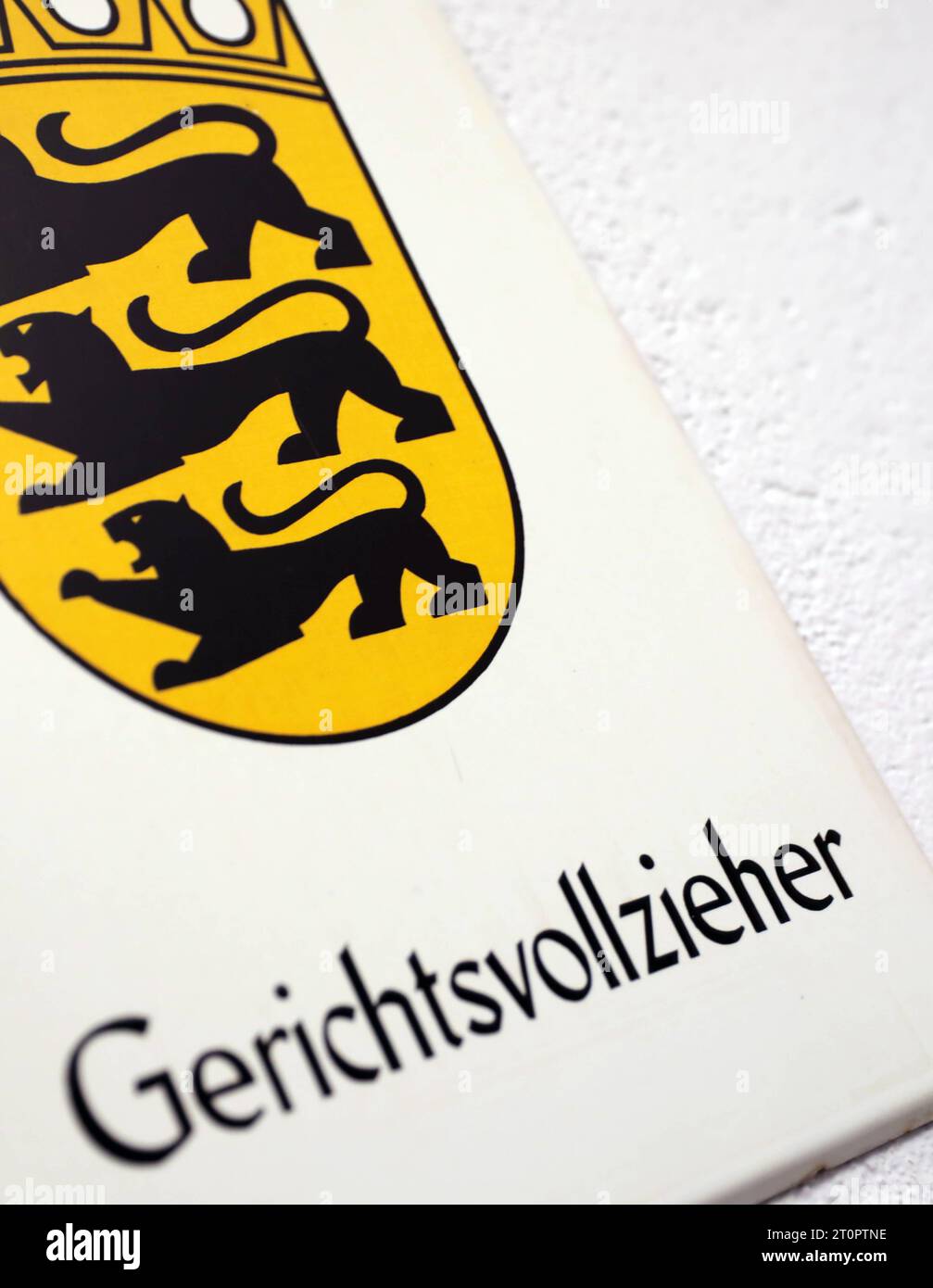 Schild Gerichtsvollzieher mit Landeswappen Baden-Württemberg an einer ...