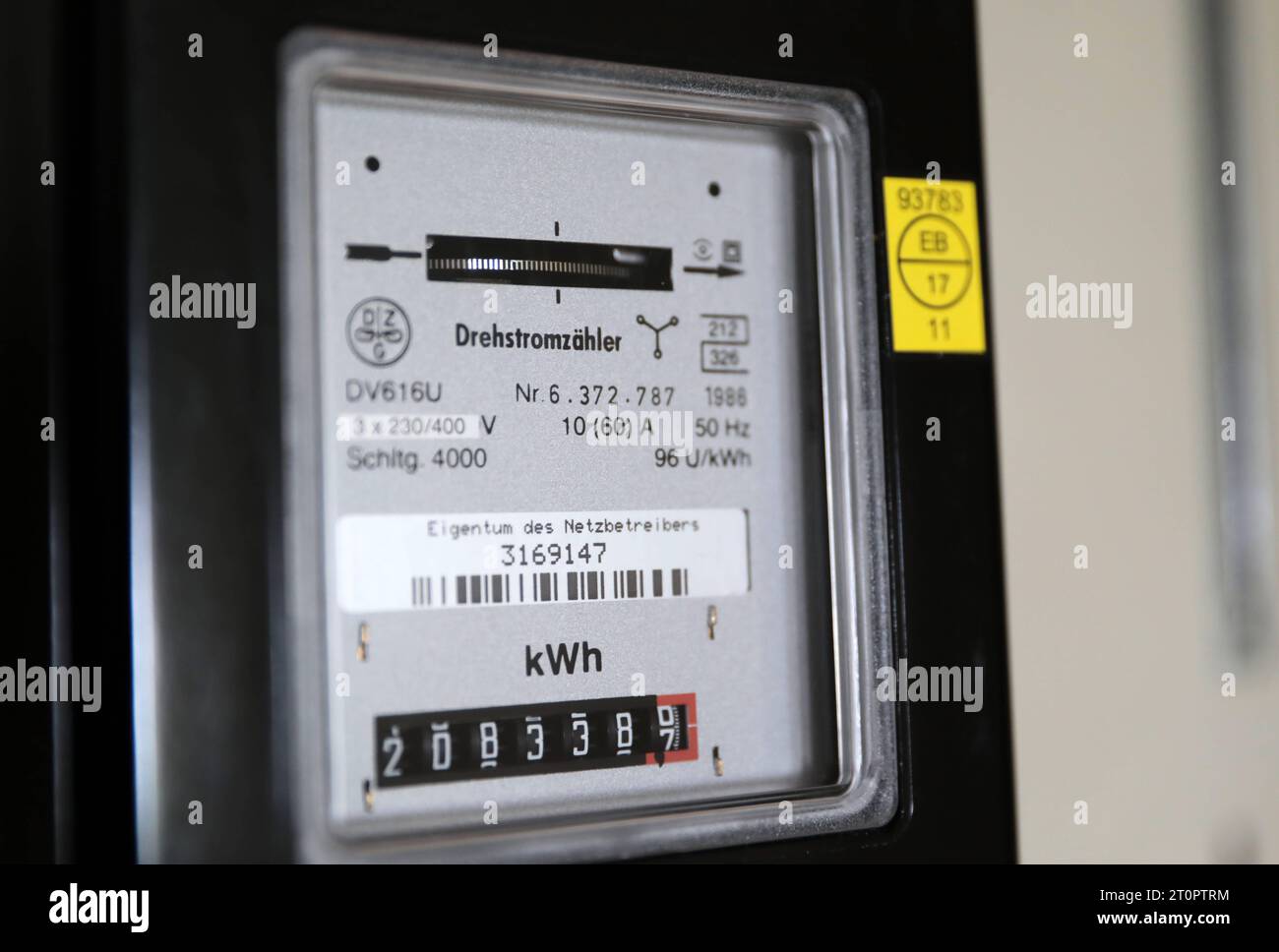 Drehstromzähler in einem Zählerkasten. Symbolbild. Drehstromzähler in ...