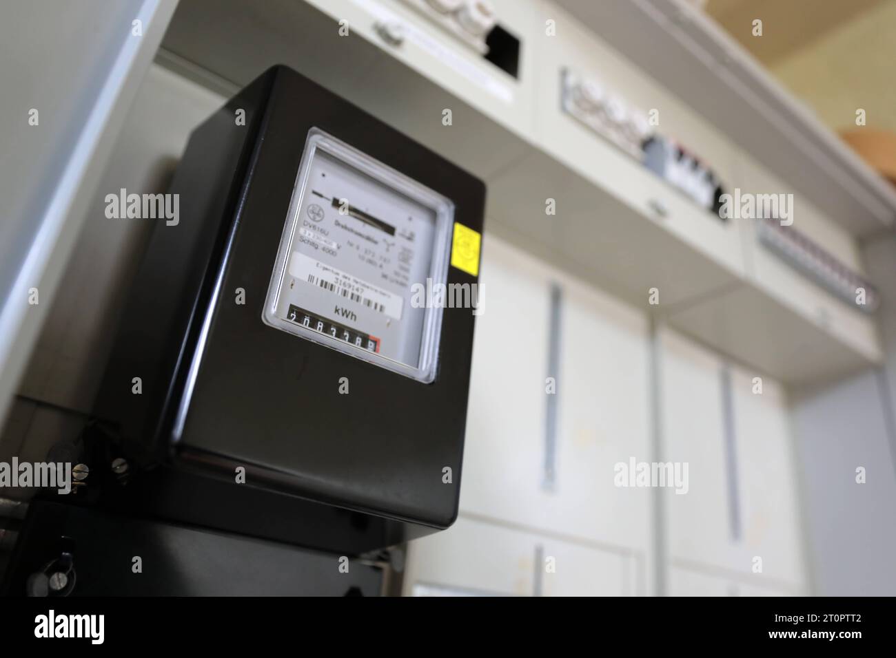 Drehstromzähler in einem Zählerkasten. Symbolbild. Drehstromzähler in ...