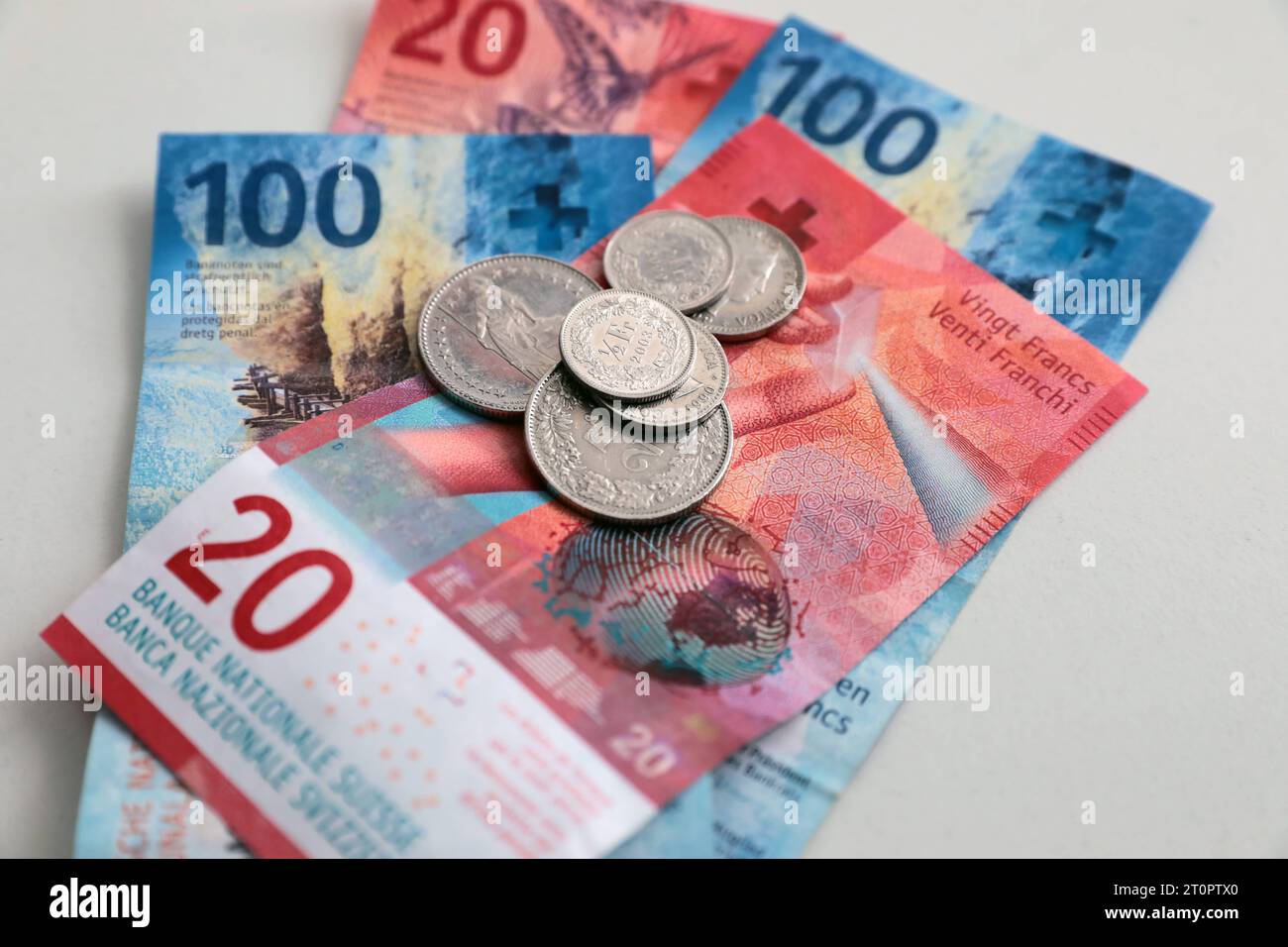 Verschiedene Geldscheine und Münzen, Währung jeweils in Schweizer ...