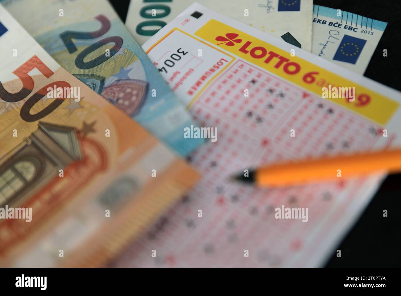 Lottoschein mit Geldnoten in Währung Euro. Symbolbild. Lottoschein mit ...