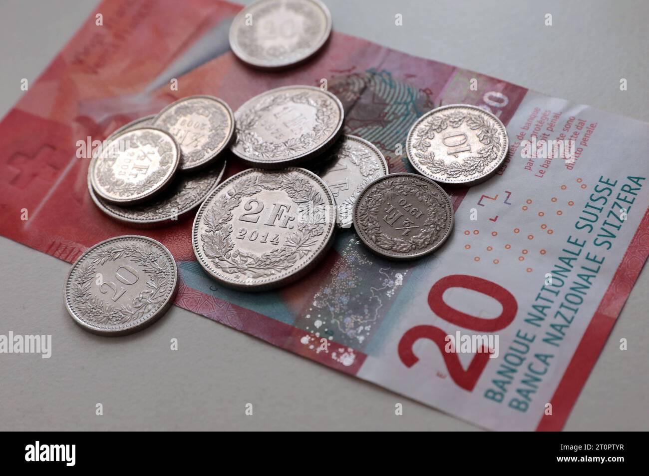 Ein 20-Franken Geldschein und verschiedene Münzen, Währung jeweils in ...