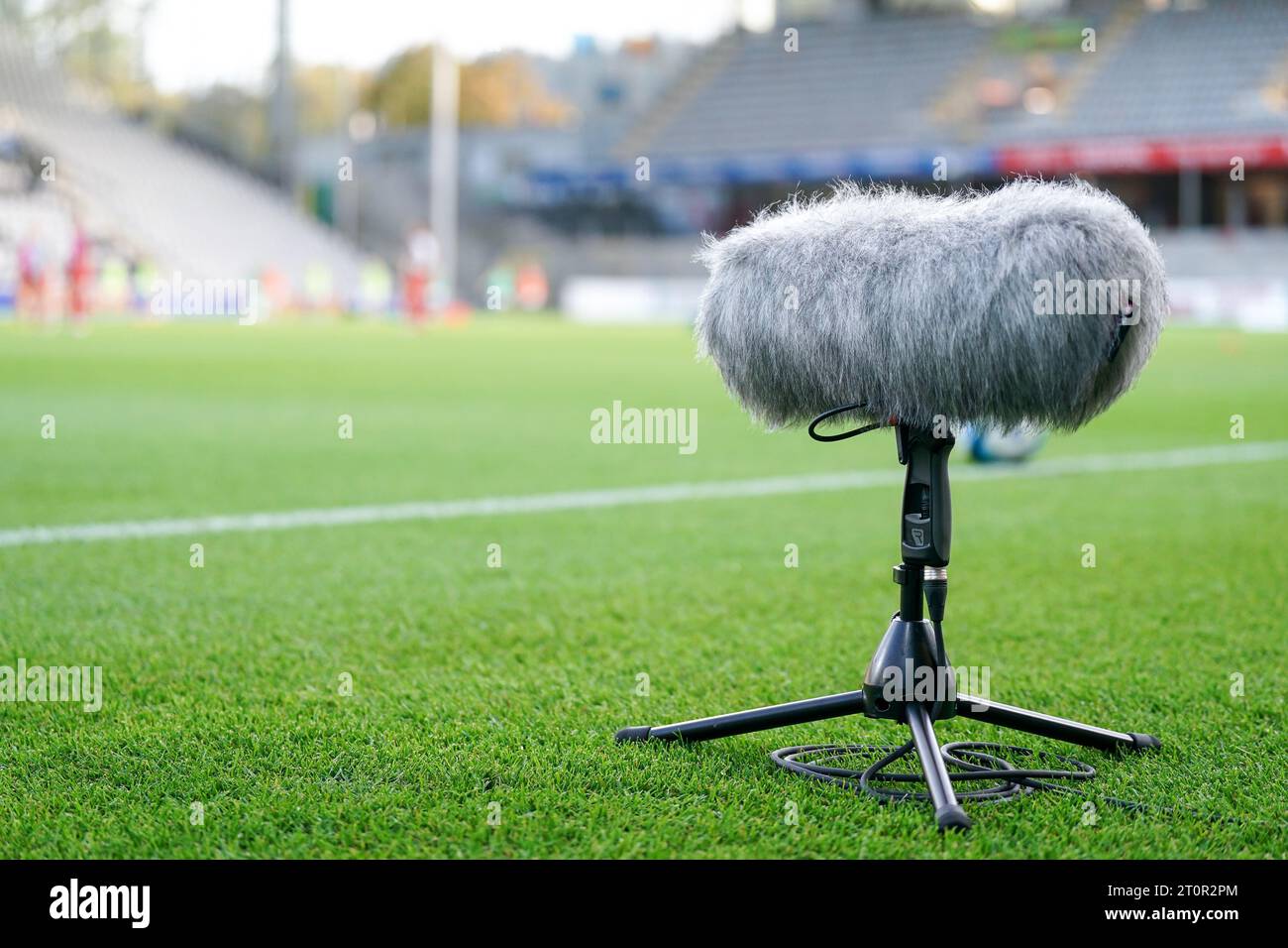 Pitchside microphone hi-res stock photography and images - Alamy