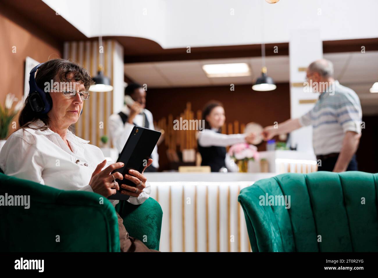 Hotel receptionist headset hi-res stock photography and images - Alamy