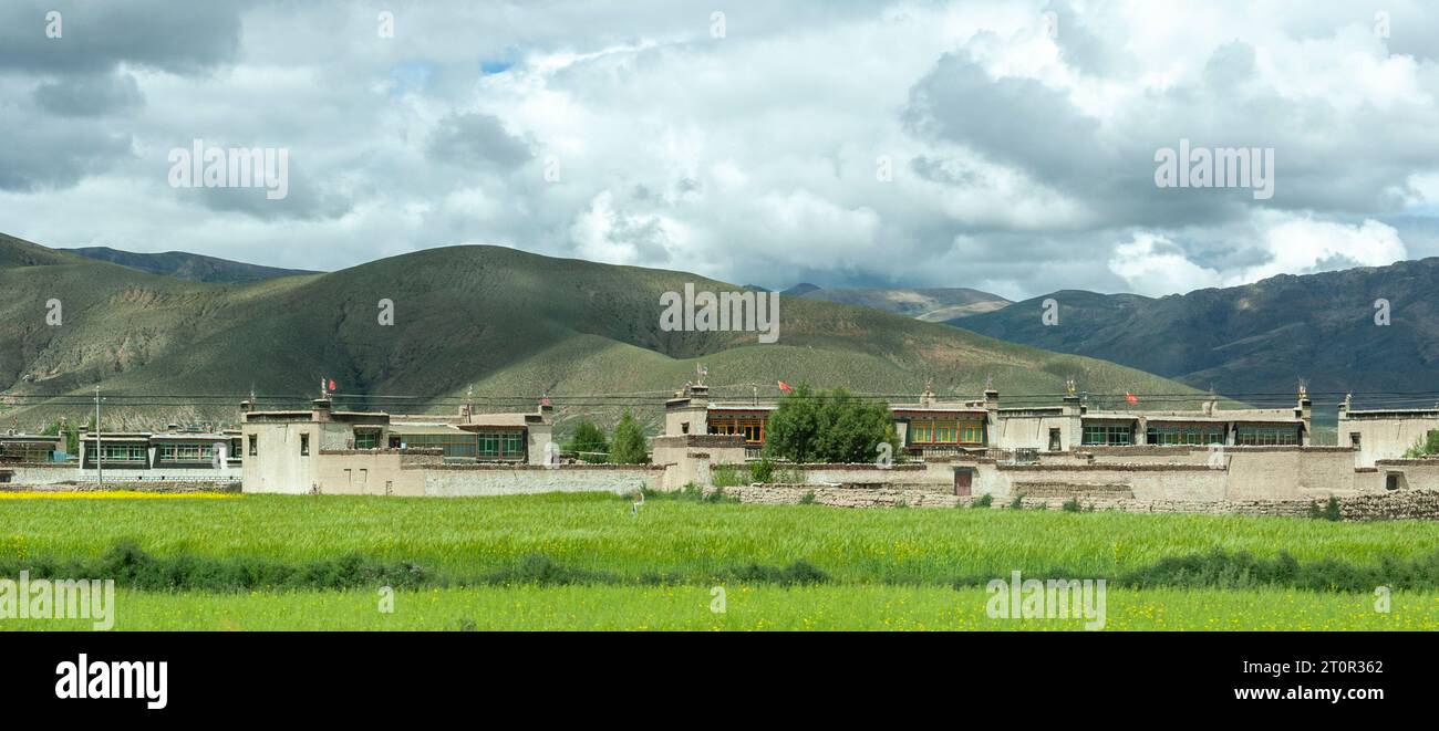 Typical tibetan houses along the road to Sakya Monastery, Shigatse ...