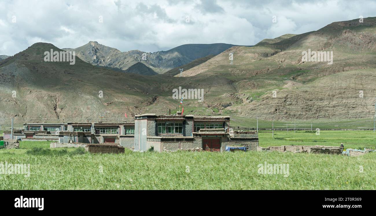 Typical tibetan houses along the road to Sakya Monastery, Shigatse ...