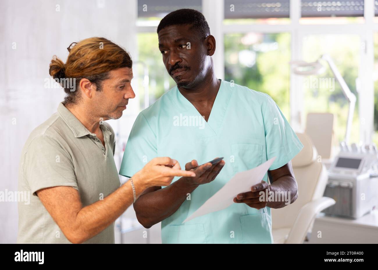 doctor discusses treatment options Stock Photo - Alamy