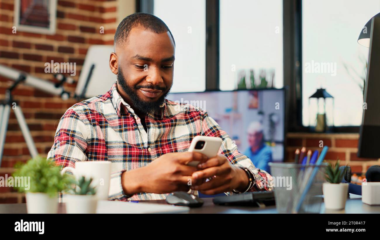 Man entertained with phone hi-res stock photography and images - Alamy