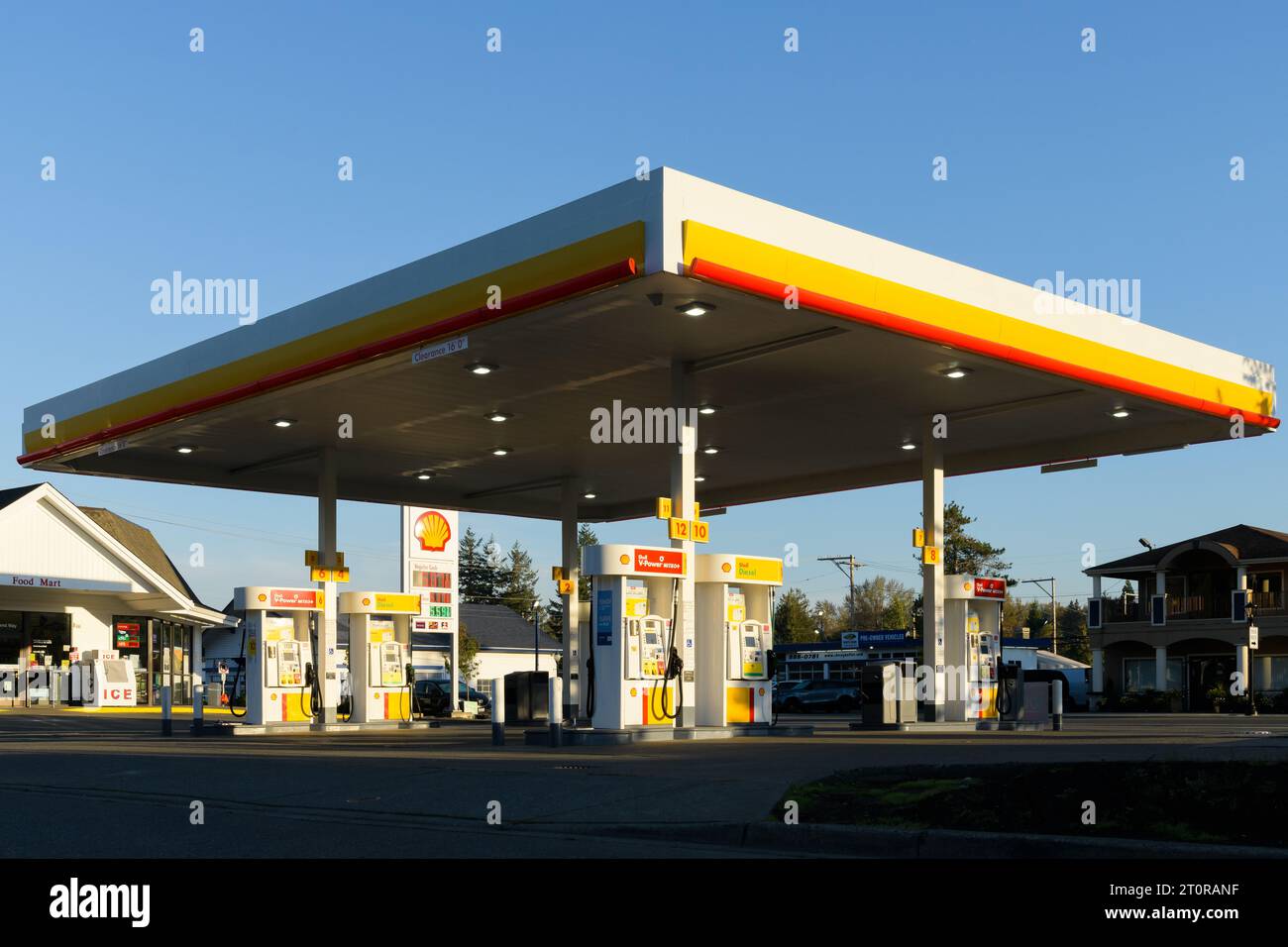 Shell signage hi-res stock photography and images - Alamy