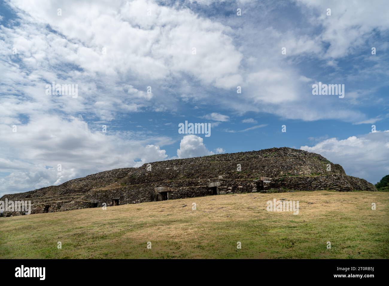 Neolithic Tomb Of The Great Cairn Of Barnenez, Brittany Stock Photo - Alamy