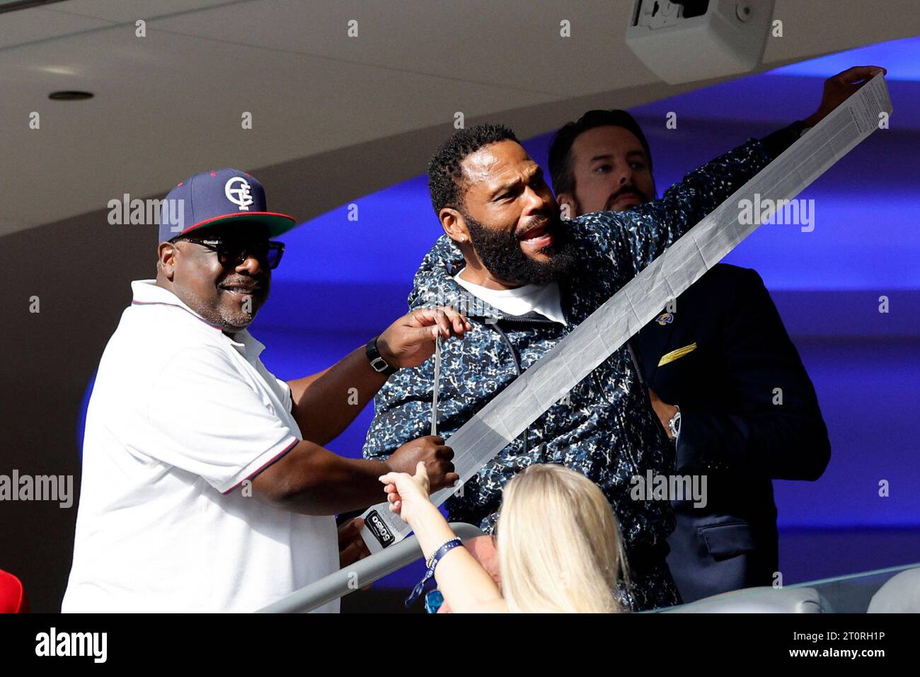 Actors Cedric the Entertainer, left, and Anthony Edwards show off their ...