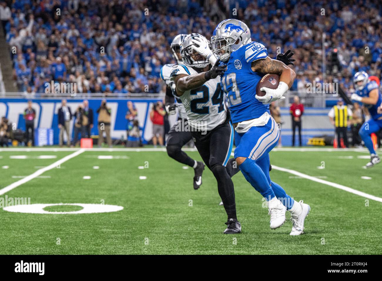 DETROIT, MI - OCTOBER 08: Detroit Lions RB (13) Craig Reynolds stiff ...