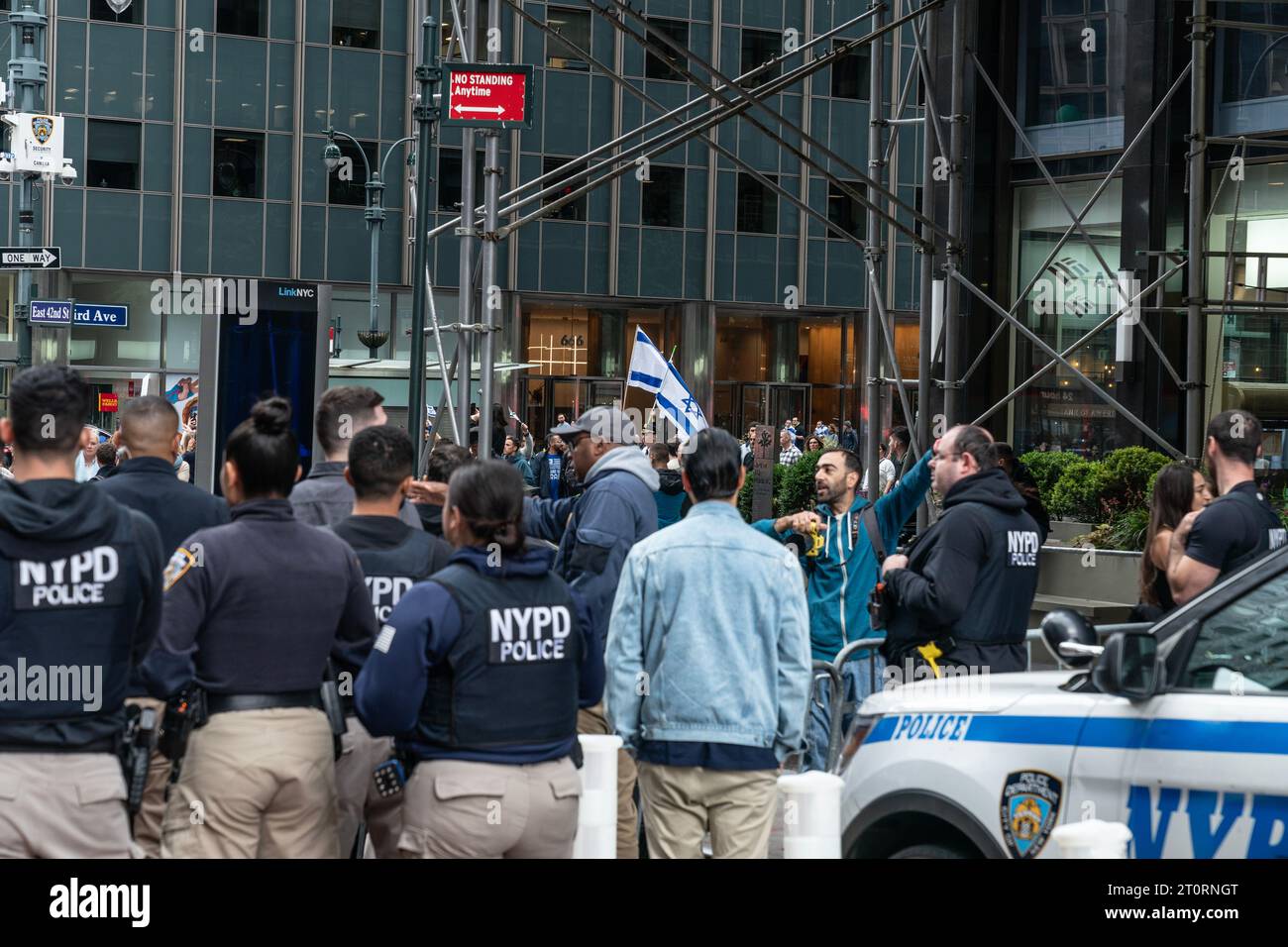 Police separated Israeli and Palestinian supporters rallied around 42nd ...