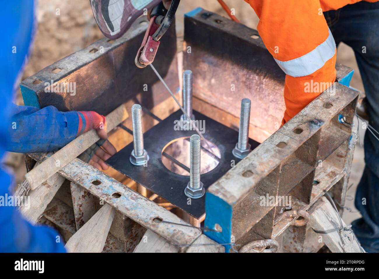 Welding of rebar and reinforcing mesh. for concrete reinforcement ...