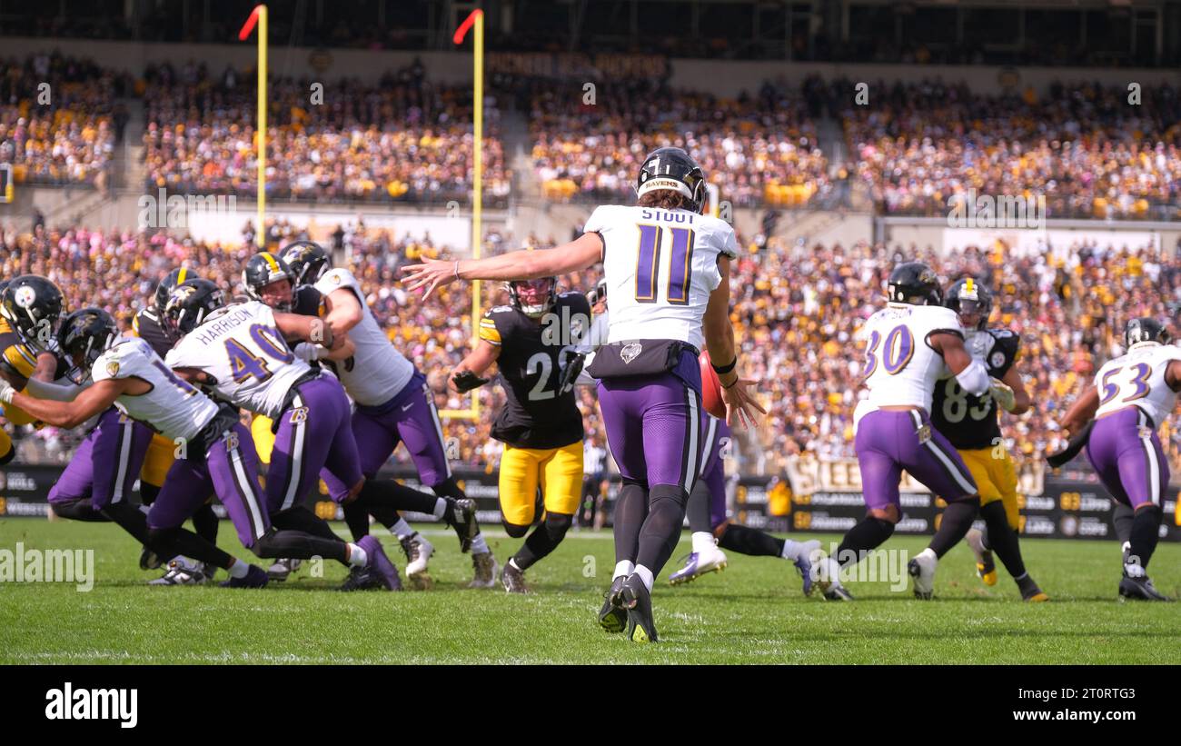 Pittsburgh, PA, USA. 08th Oct, 2023. Miles Killebrew #28 blocked Jordan ...