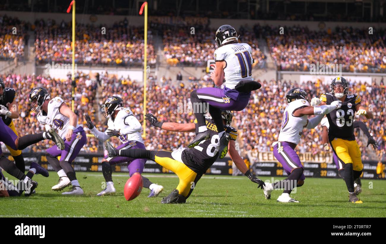 Pittsburgh, PA, USA. 08th Oct, 2023. Miles Killebrew #28 blocked Jordan ...