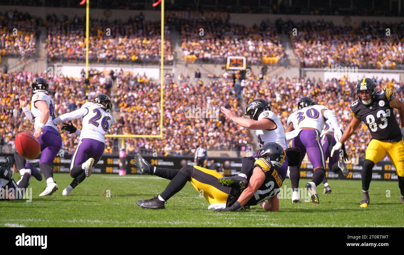 Pittsburgh, PA, USA. 08th Oct, 2023. Miles Killebrew #28 blocked Jordan ...