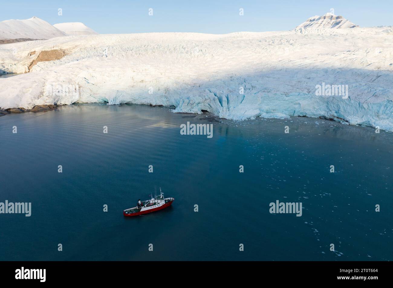 Pyramiden, Norway. 27th Sep, 2023. The passenger ship MS Polargirl in front of the ...