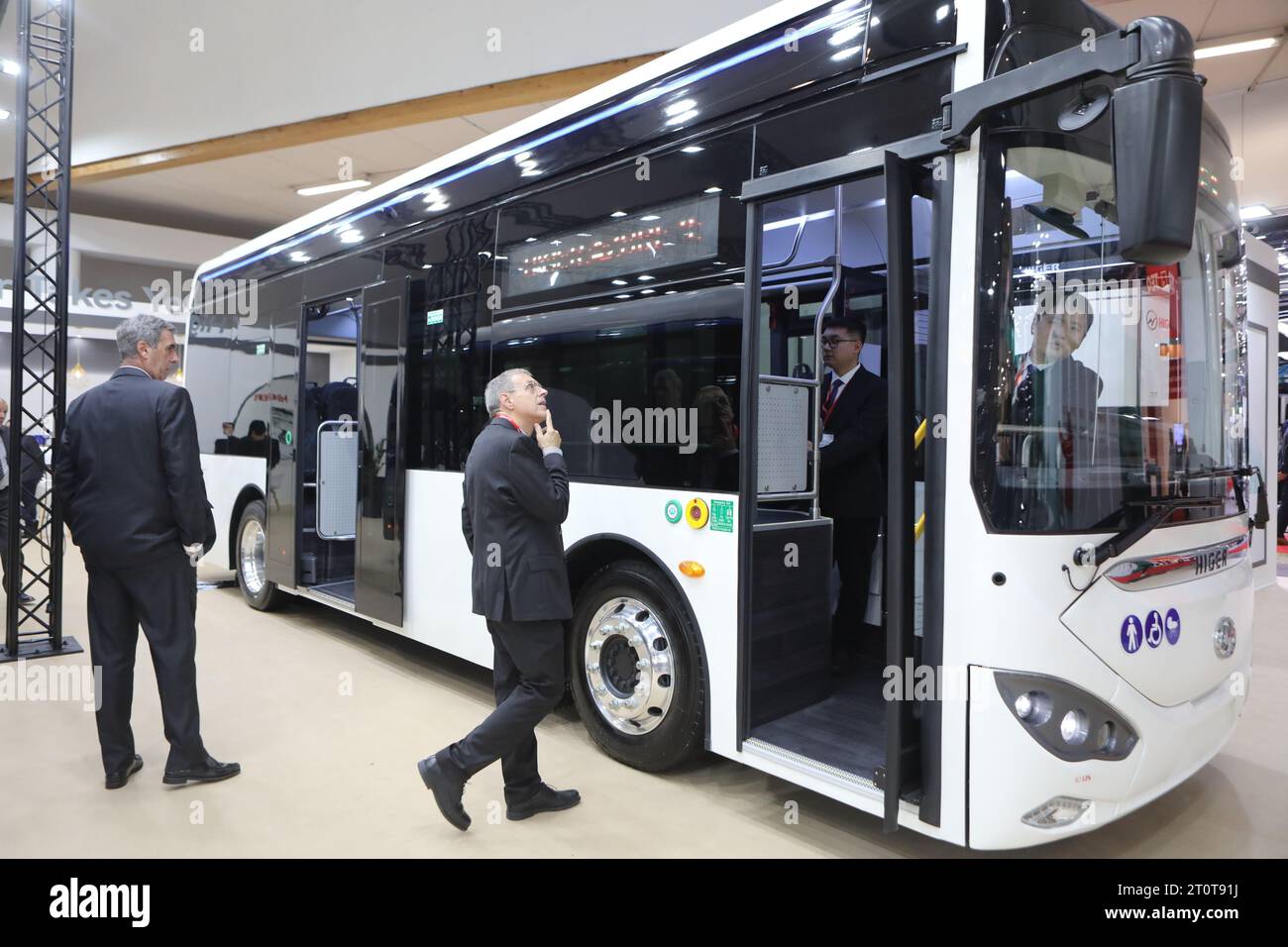 Brussels, Belgium. 7th Oct, 2023. Visitors view a bus from Chinese bus ...