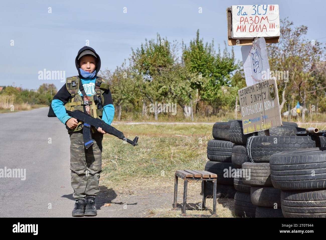 Bilenke, Ukraine. 07th Oct, 2023. A boy with a toy machine gun ...