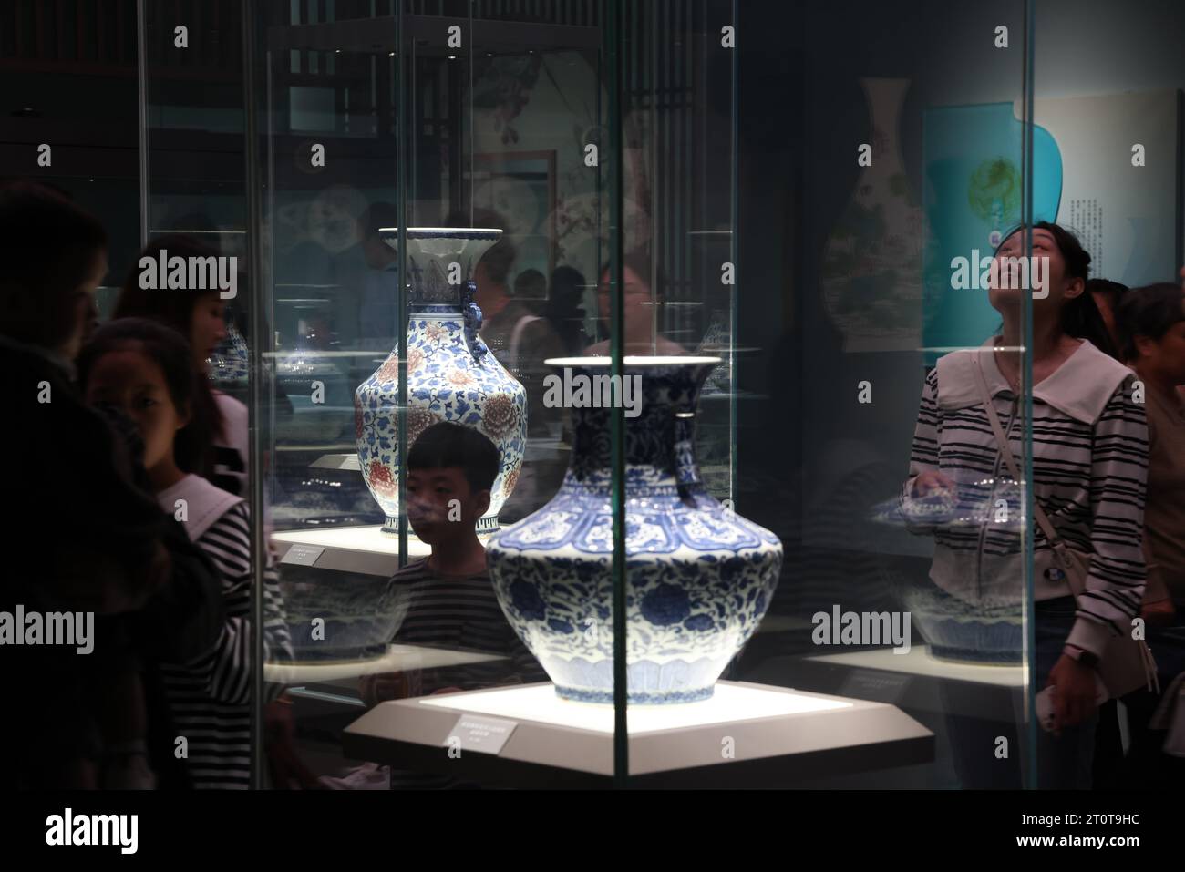 Tourists visit Shandong Museum during the National Day holiday in Jinan ...