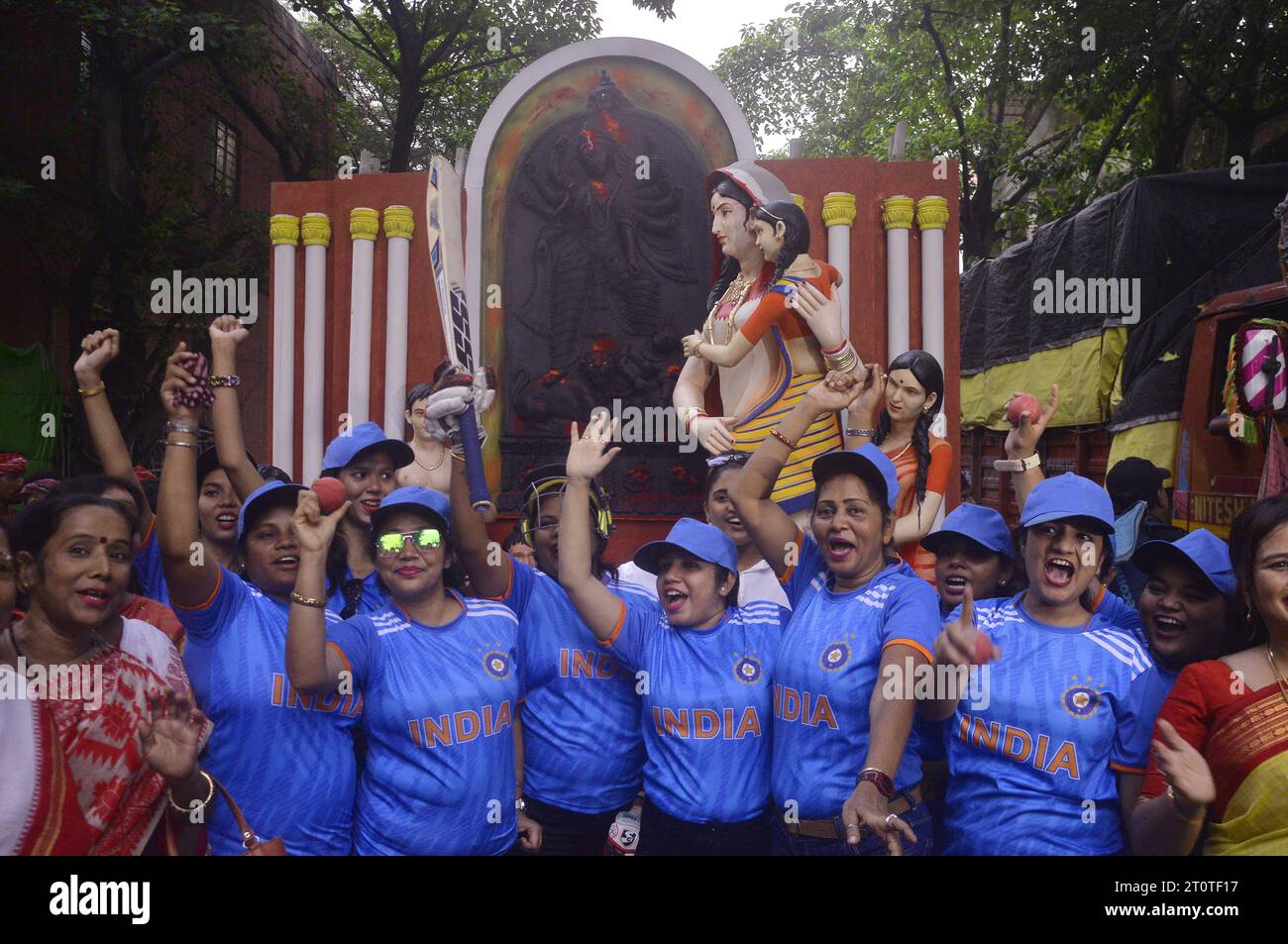 Kolkata durga puja procession hi-res stock photography and images - Alamy