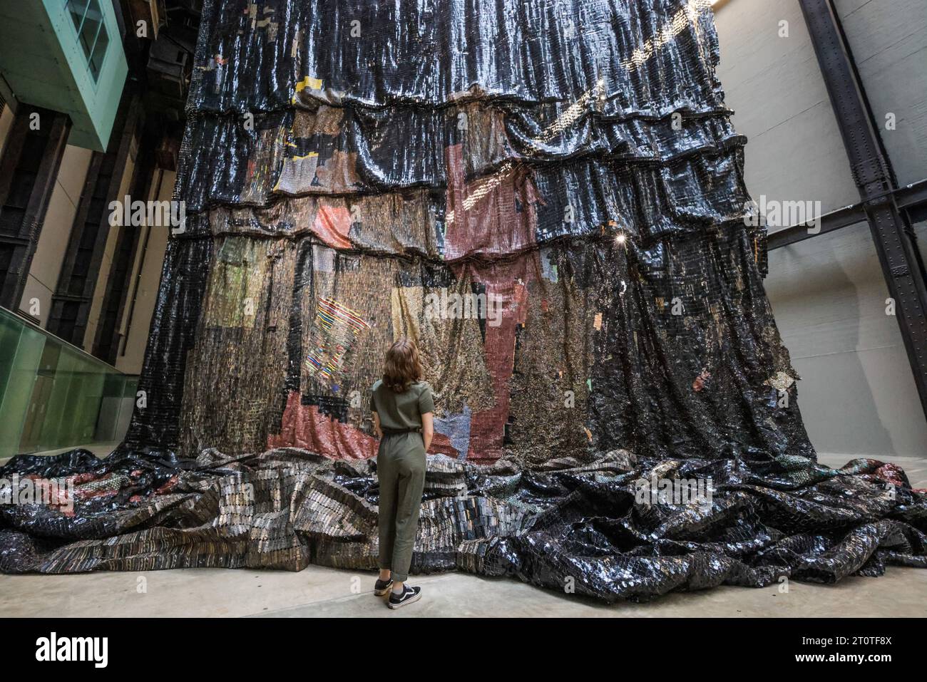 El anatsui 2023 turbine hall hi-res stock photography and images - Alamy