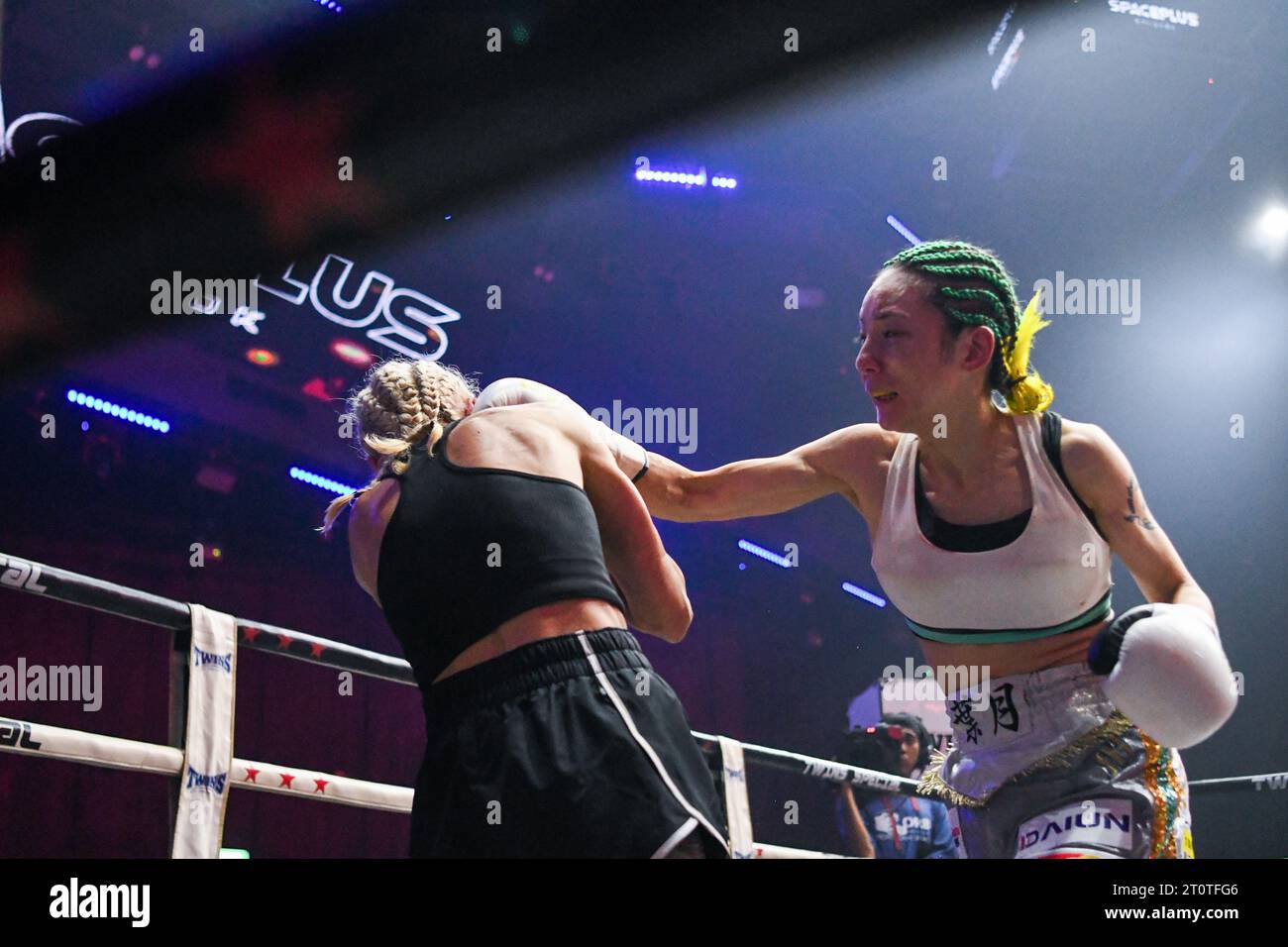 Sana Hazuki of Japan defeats Denise Castle in their fight for the WBC ...