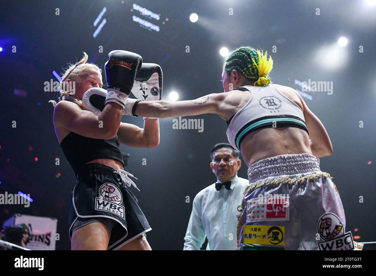 Sana Hazuki of Japan defeats Denise Castle in their fight for the WBC ...