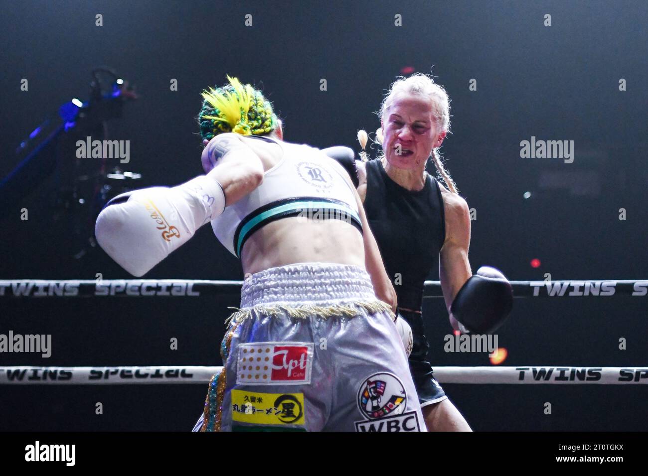 Sana Hazuki of Japan defeats Denise Castle in their fight for the WBC ...