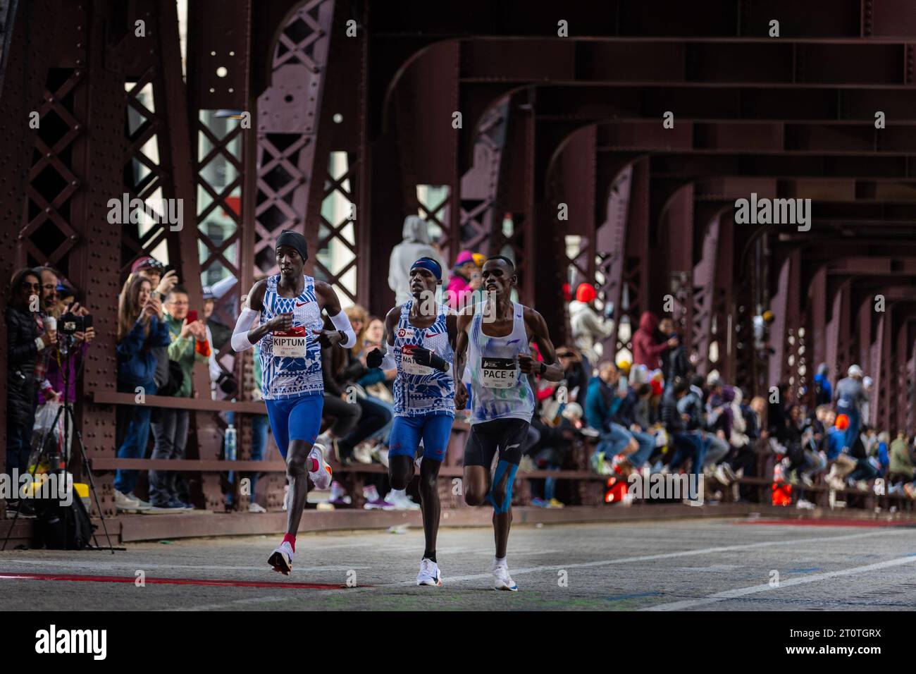 Chicago, USA. 8th Oct, 2023. Kelvin Kiptum (L) competes during the ...