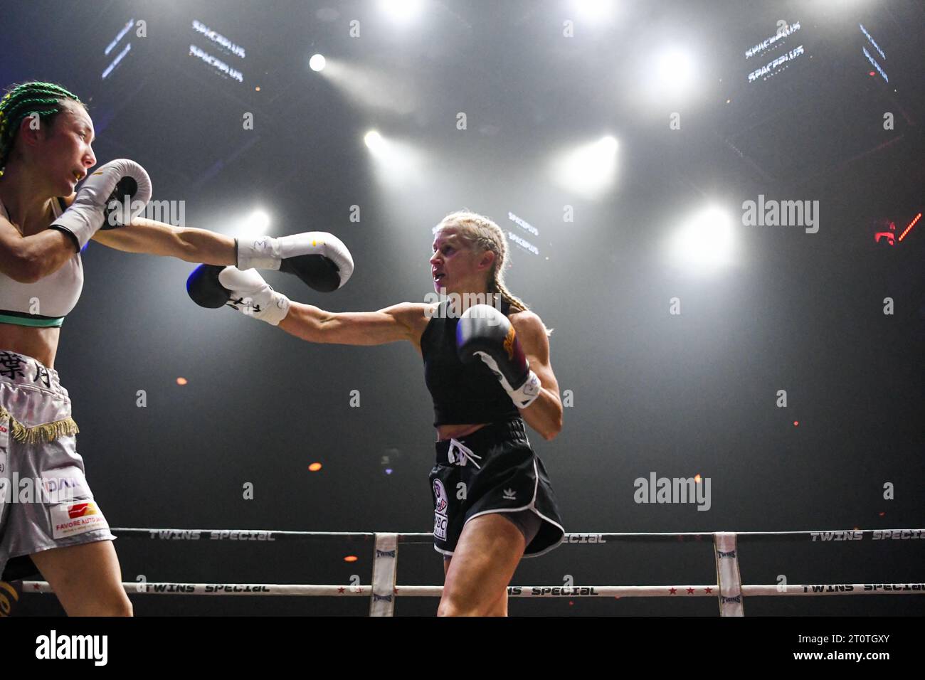 Sana Hazuki of Japan defeats Denise Castle in their fight for the WBC ...
