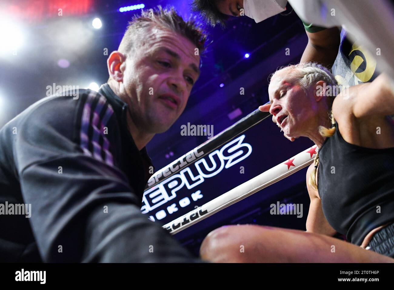 Sana Hazuki of Japan defeats Denise Castle in their fight for the WBC ...